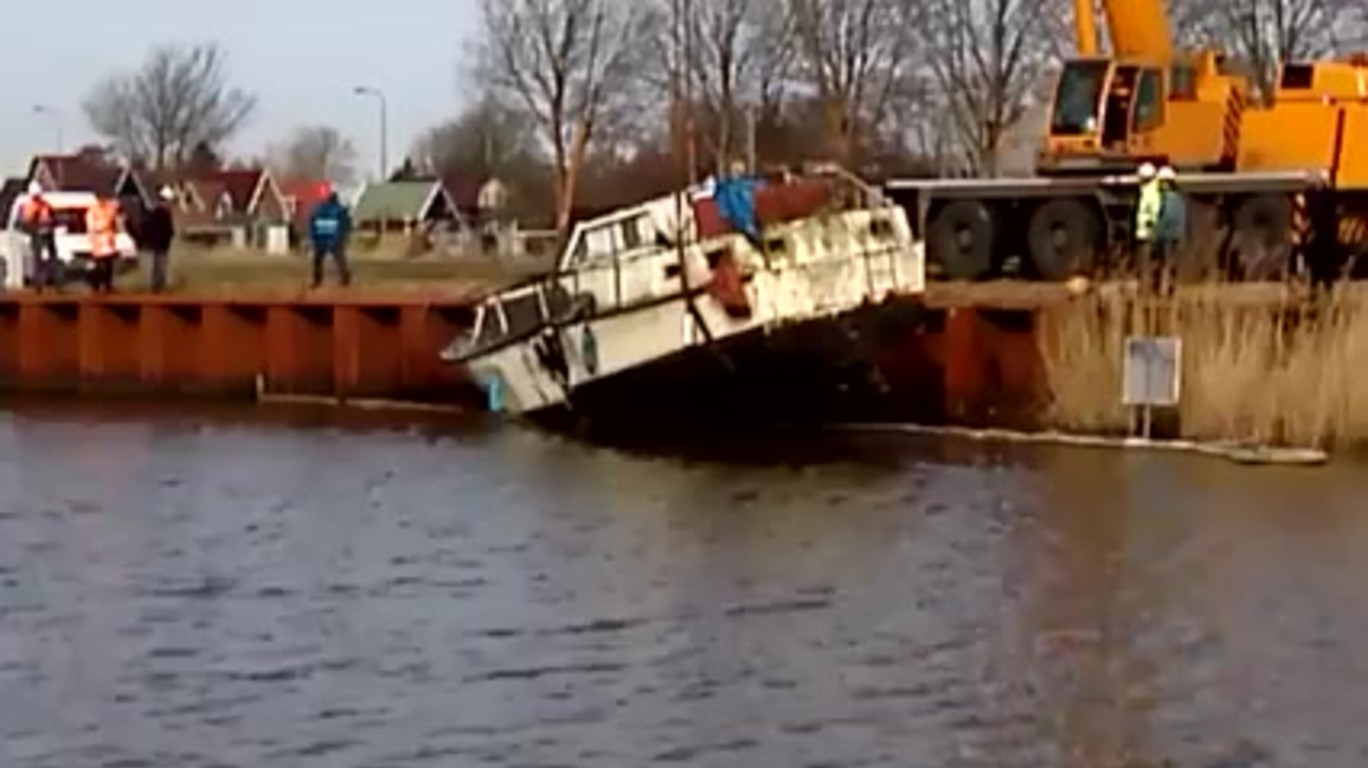 dumpert.nl - Ouwe boot uit het water halen