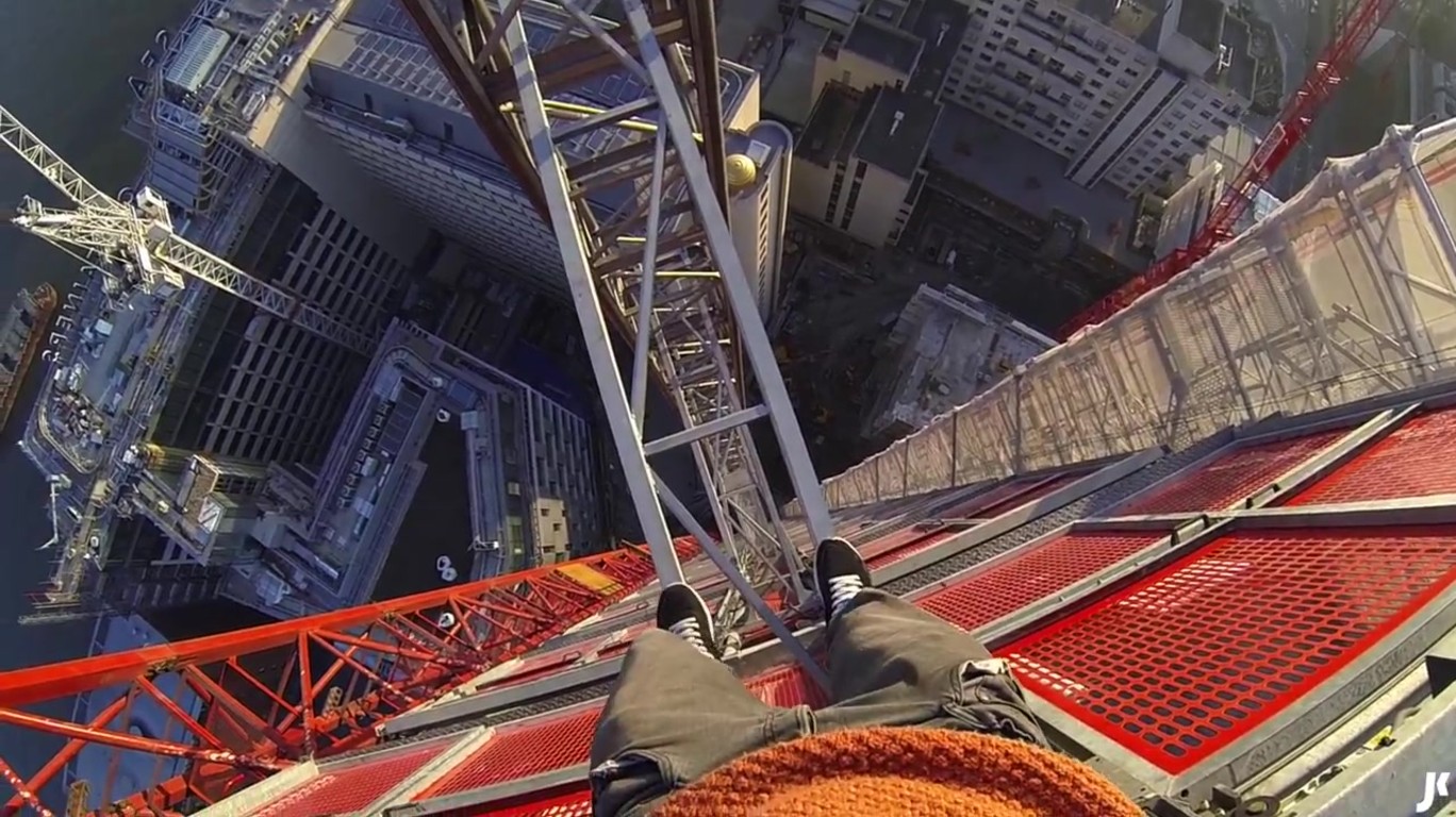 DUMPERT - James Kingston beklimt dingen