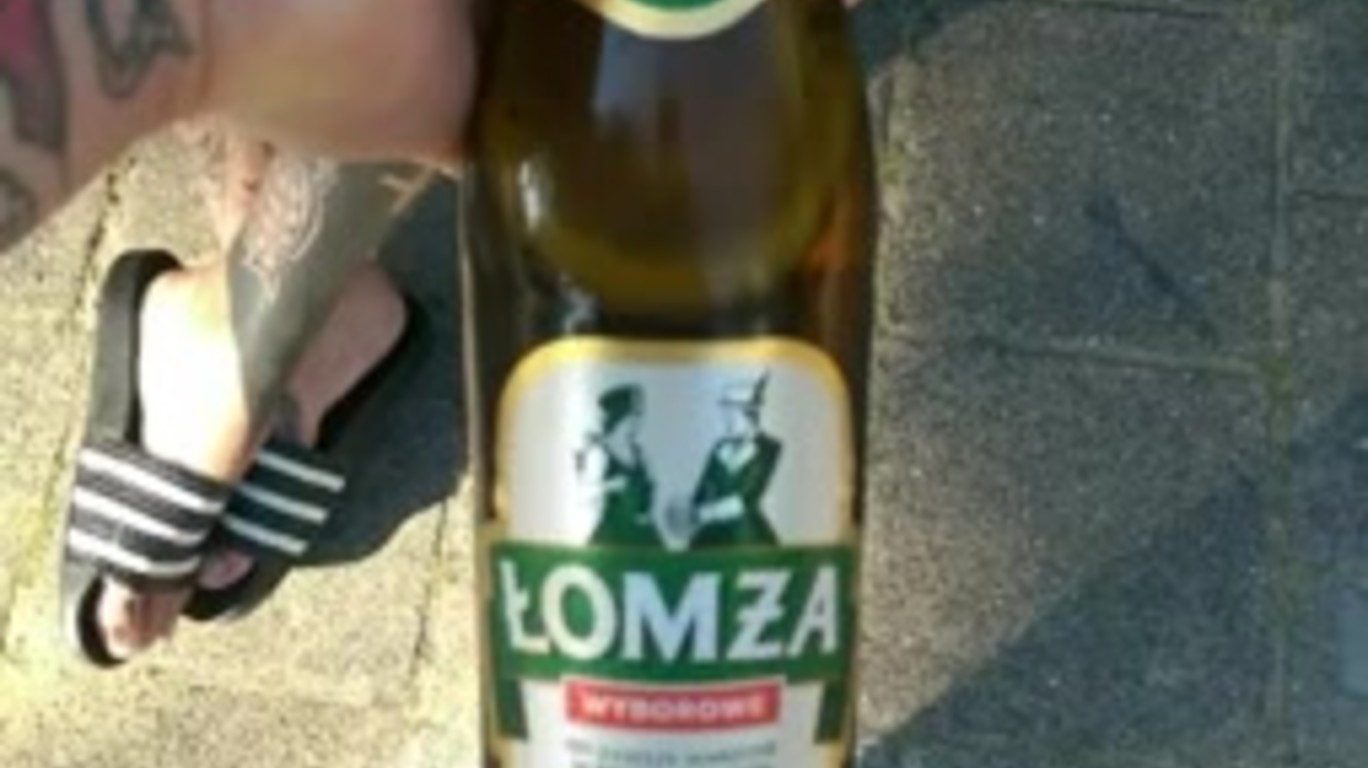 DUMPERT - 'Rapper' Steen steelt kratje bier