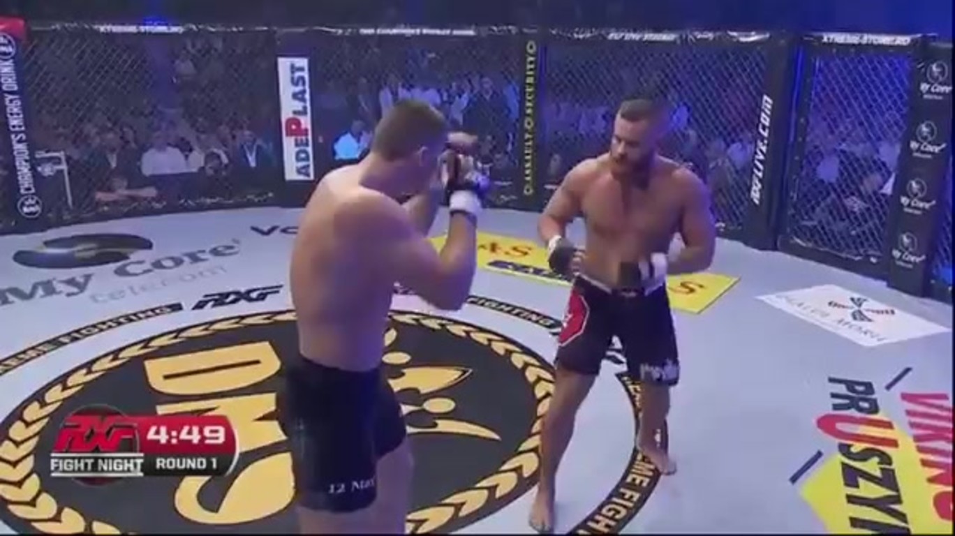 dumpert.nl - Eerste MMA gevecht van Rico