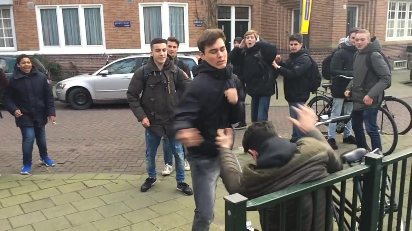 DUMPERT - Slomo fight op n pleintje