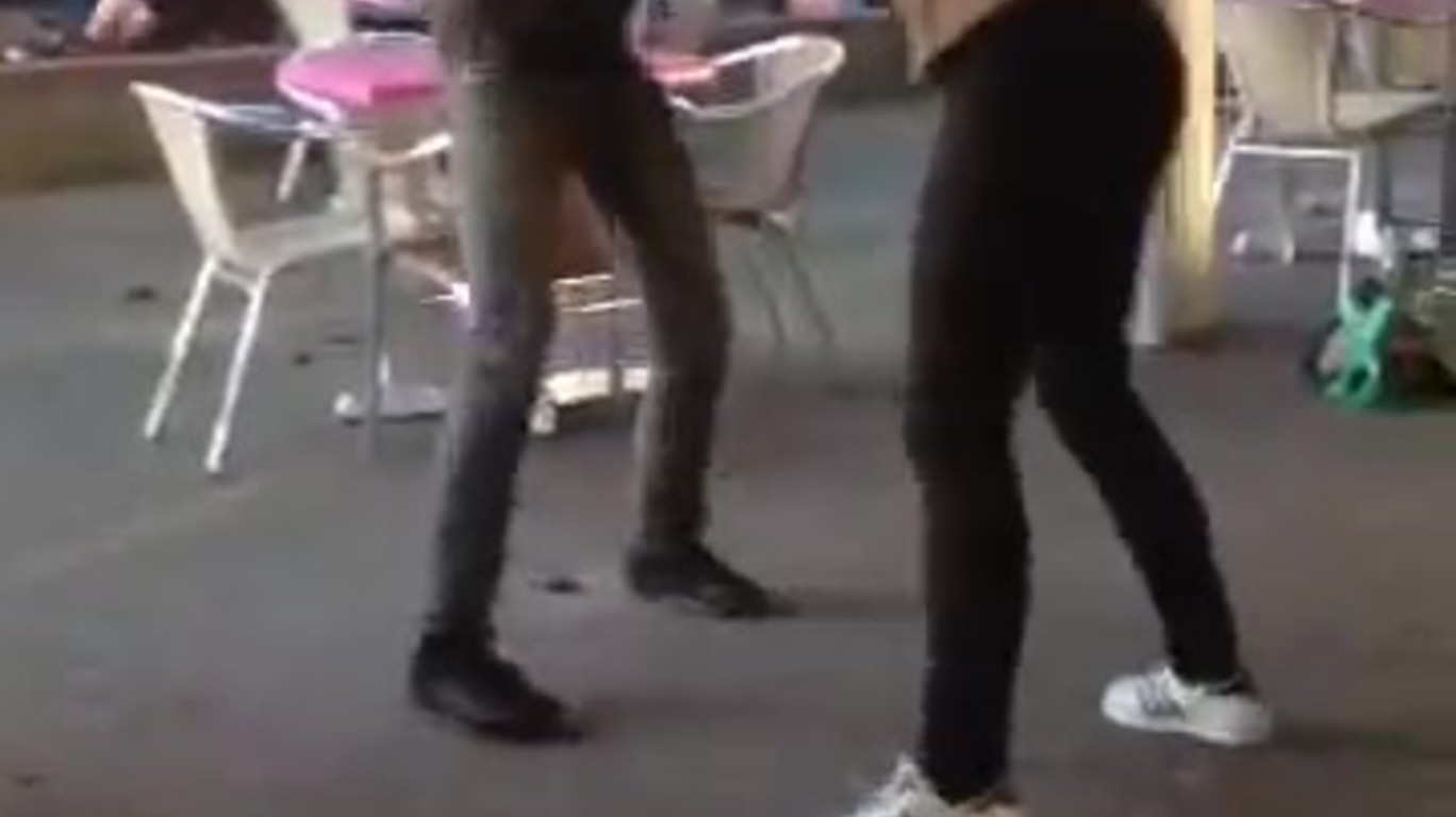 DUMPERT - Meisje slaat jongen