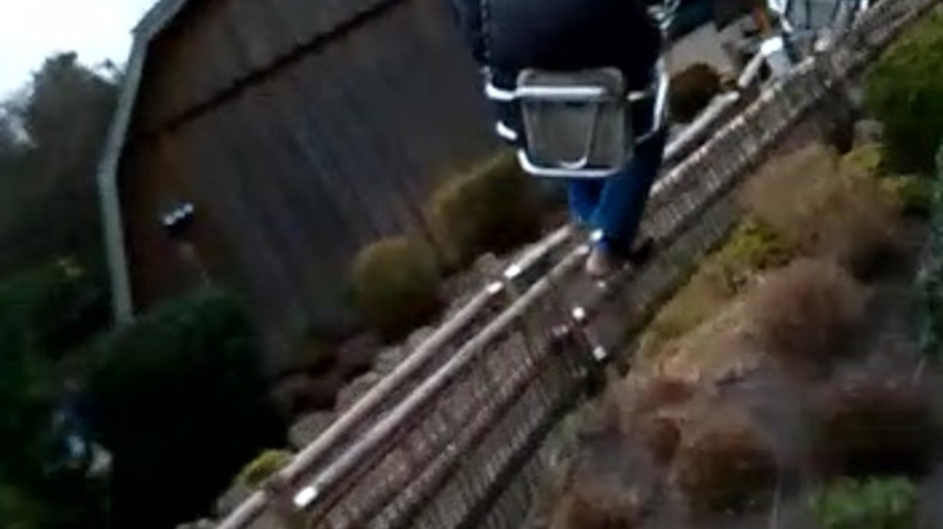 DUMPERT - Springen uit de zweefmolen