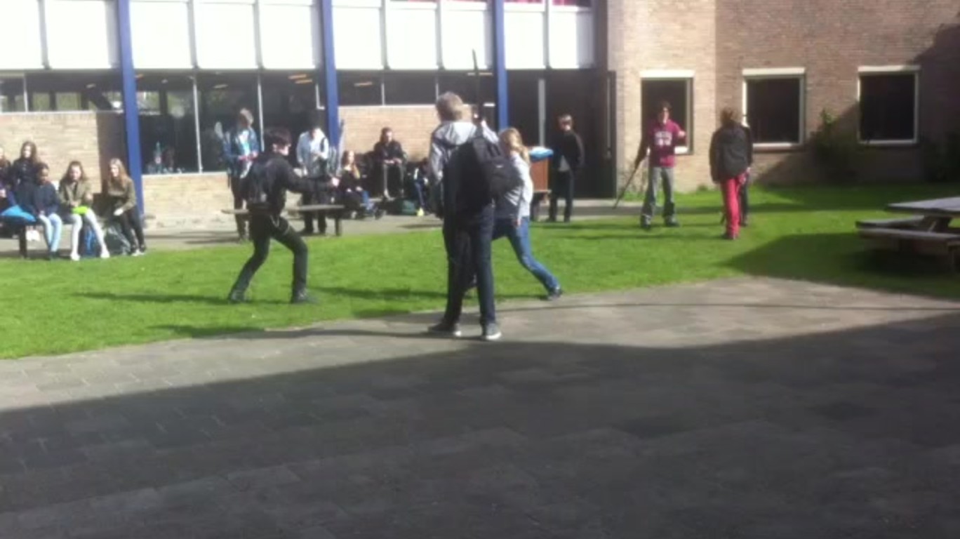 DUMPERT - Vechten met zwaarden op school