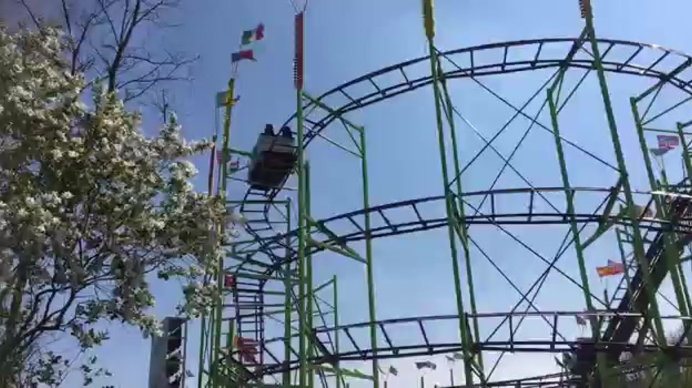 dumpert.nl - Achtbaan in pretpark Appelscha zit vast
