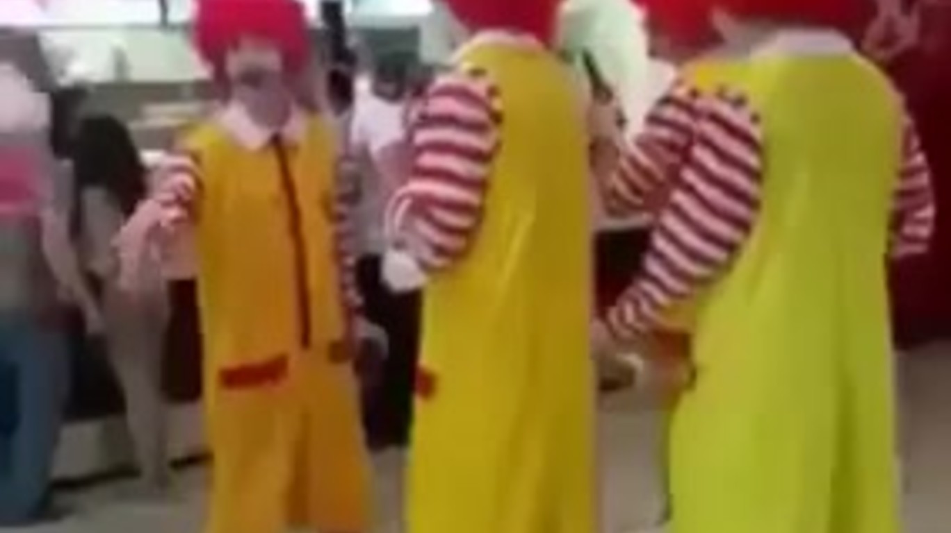 DUMPERT - Clowns vallen KFC aan