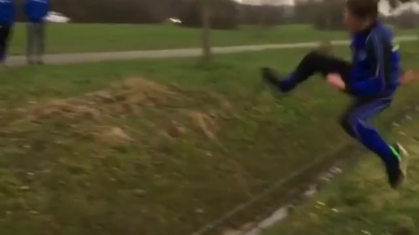 dumpert.nl - Slootje springen!