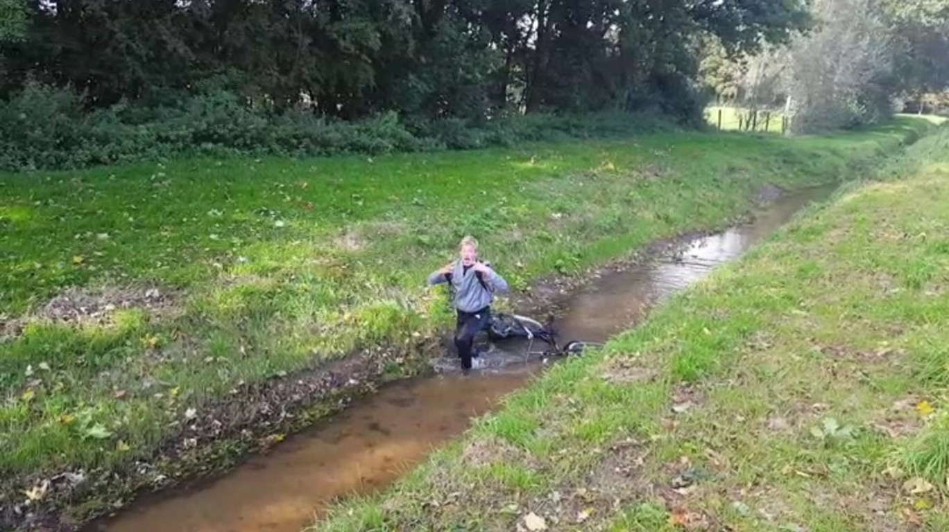 DUMPERT - Over de sloot!