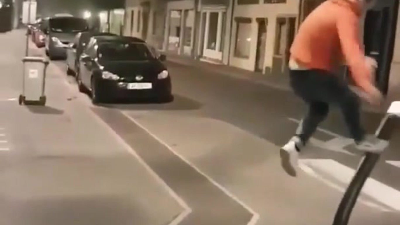 DUMPERT - Paaltje springen