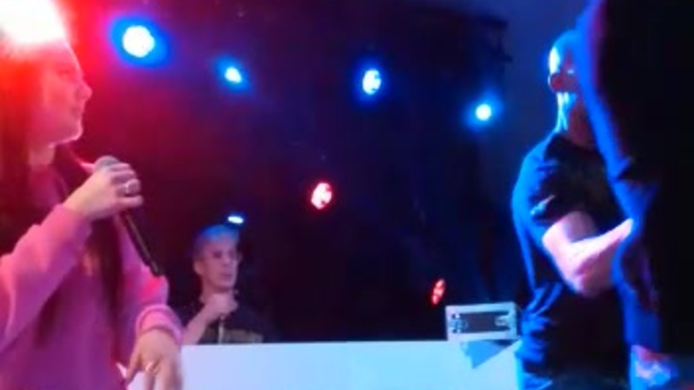 DUMPERT - selfie met Famke Louise