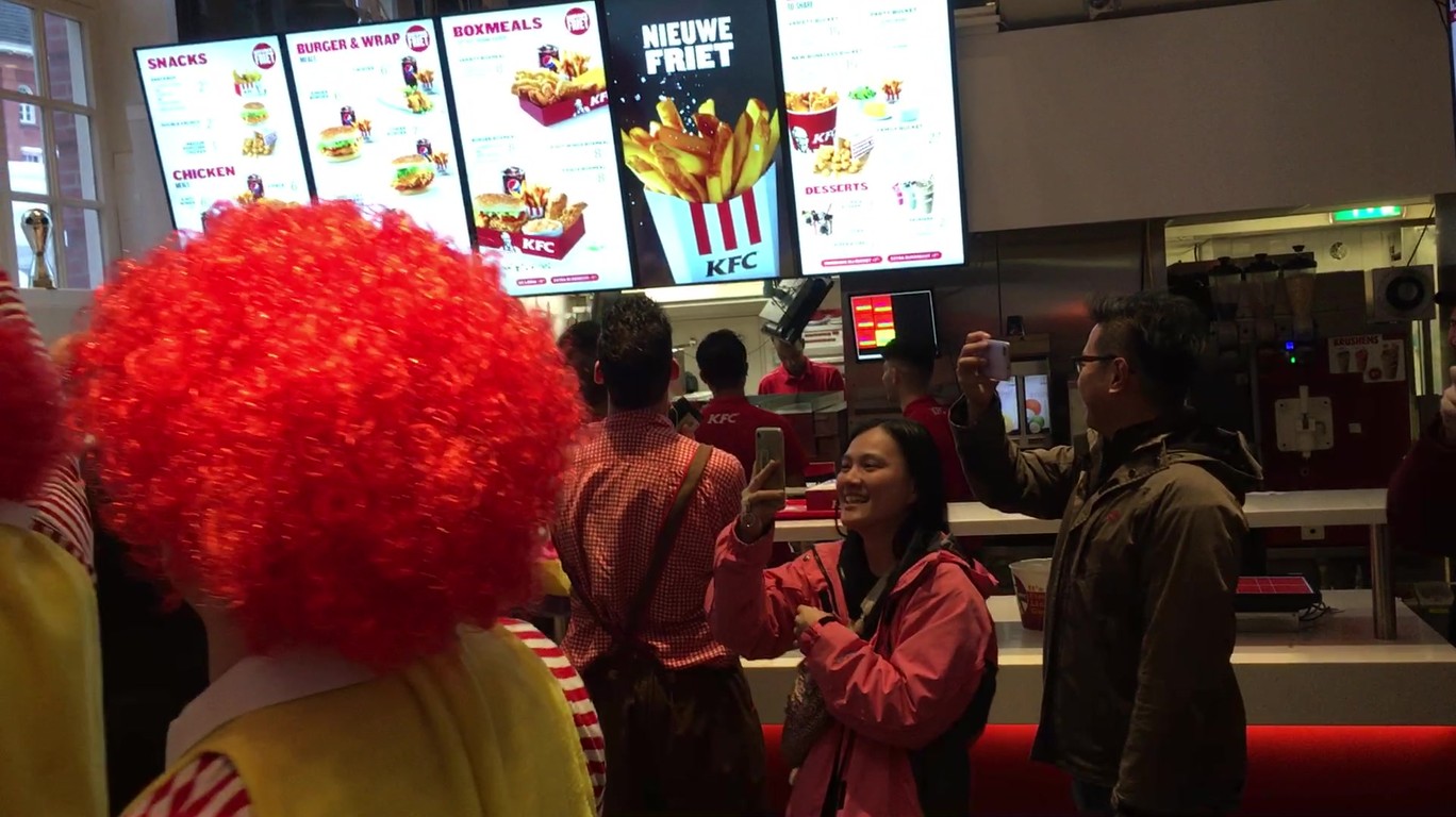 DUMPERT - Clowns vallen KFC binnen