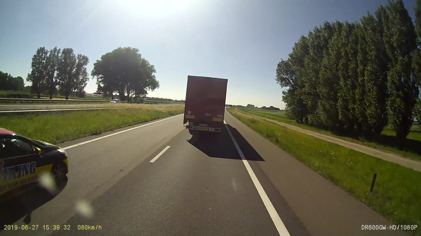 DUMPERT - Ferrari bestuurder is een droplul