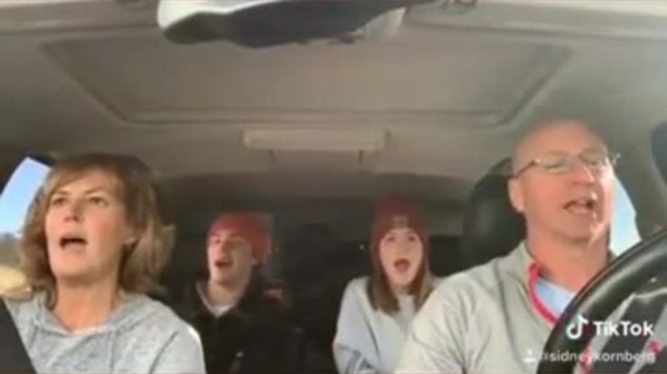 dumpert.nl - Zingen in de auto