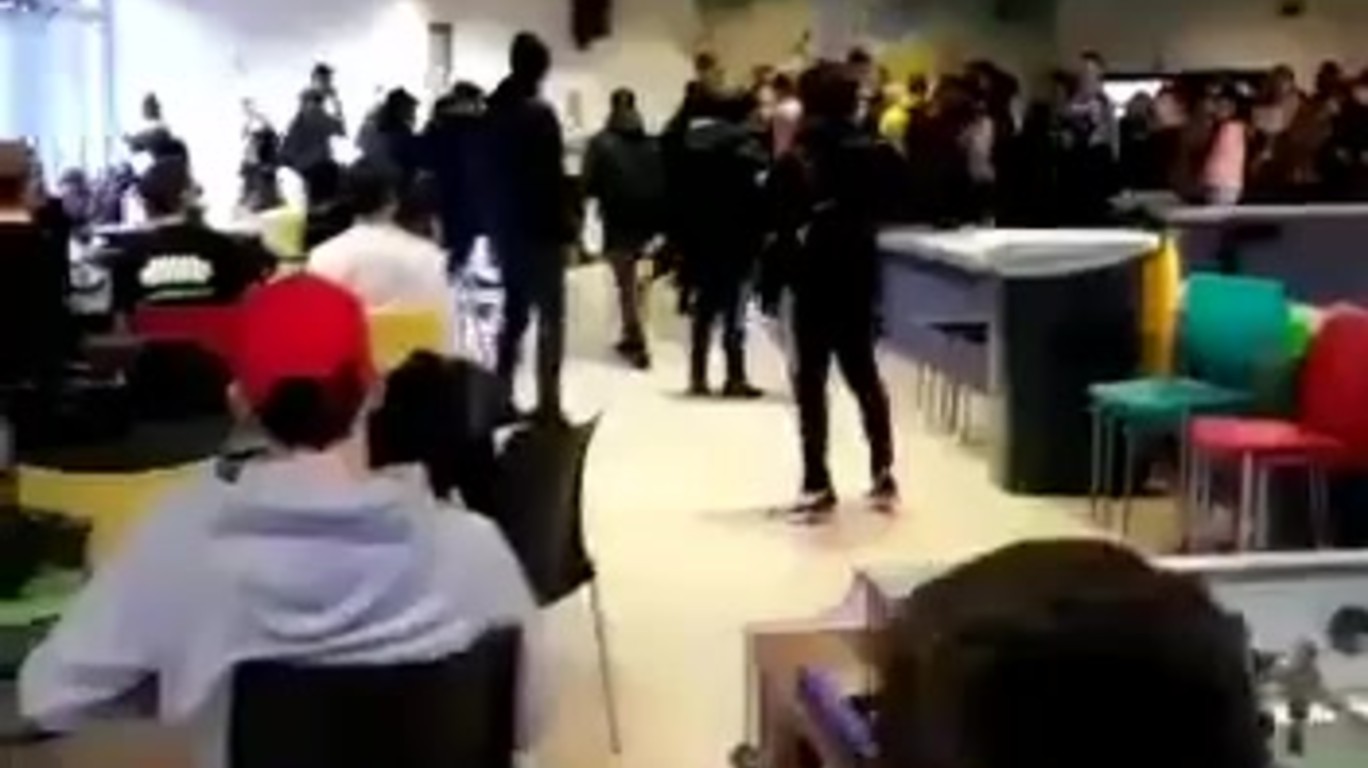 DUMPERT - Grote vechtpartij in middelbare school