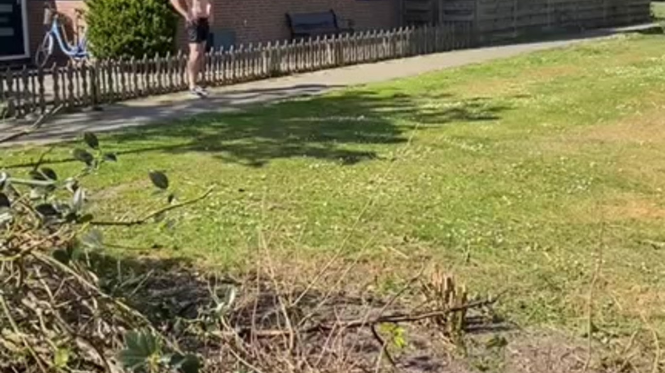 DUMPERT - Slootje springen met sportschoenen