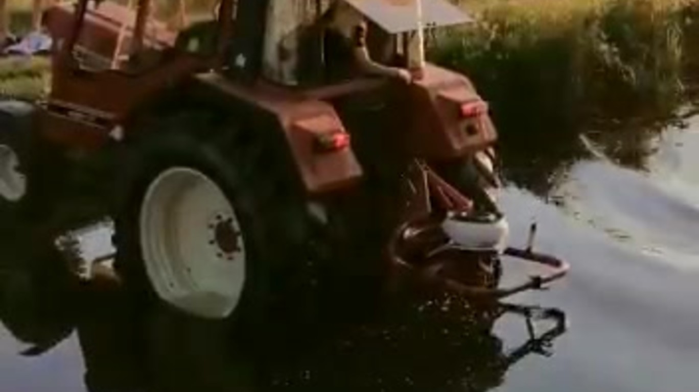 dumpert.nl - Boeren wakeboarden in de sloot