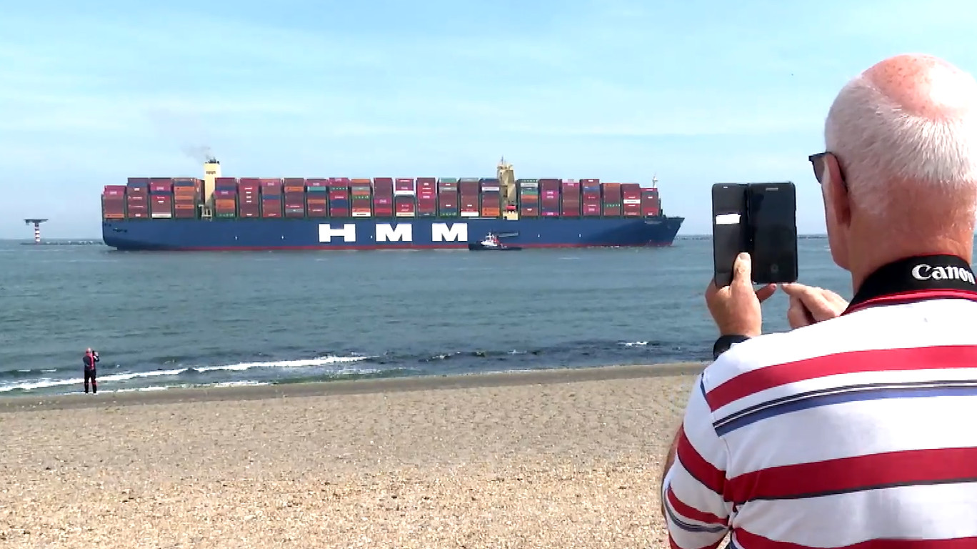 DUMPERT - Grootste containerschip ter wereld rolt Rotterdam binnen