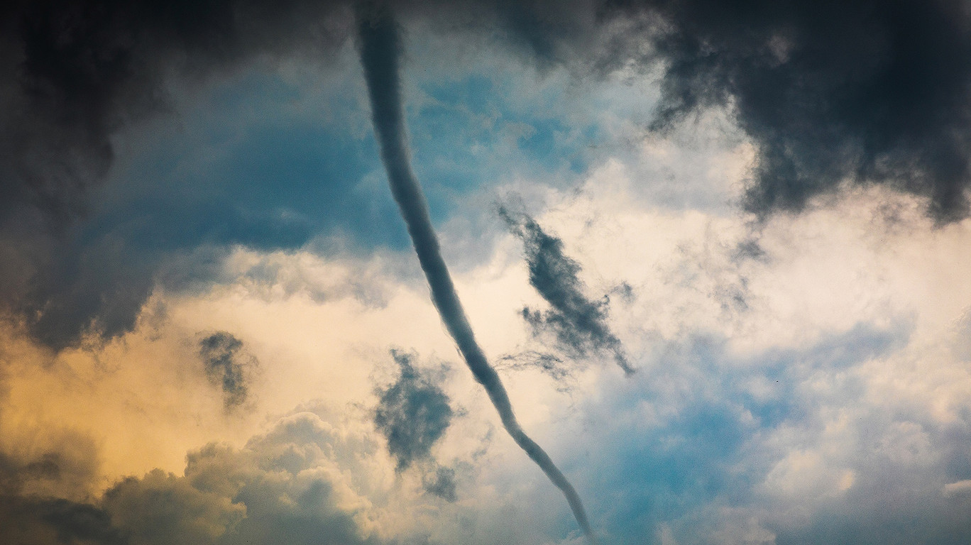 DUMPERT - Waterhoos boven Puttershoek