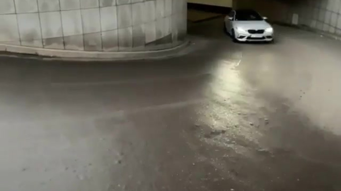 dumpert.nl - Driftige exit uit de parking