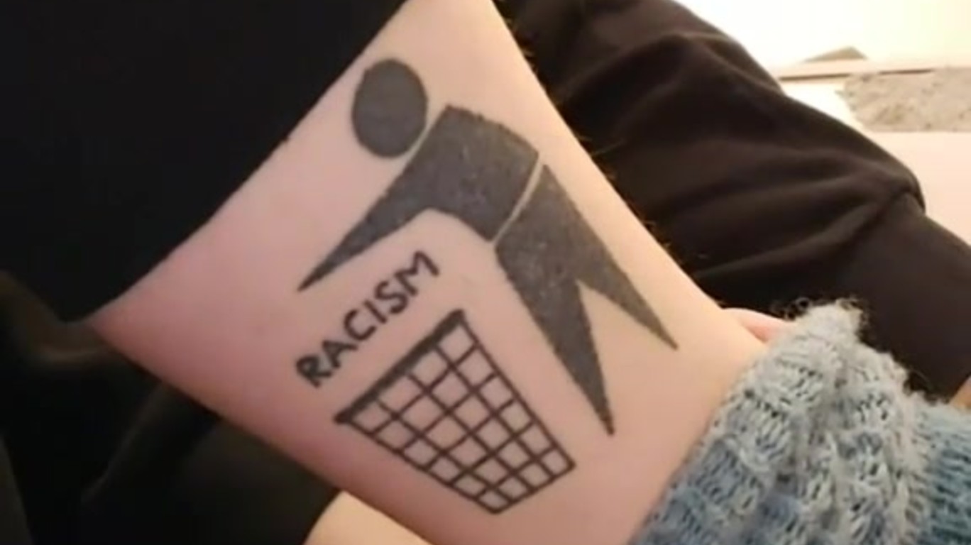 DUMPERT - Vrouw met leuke tattoo