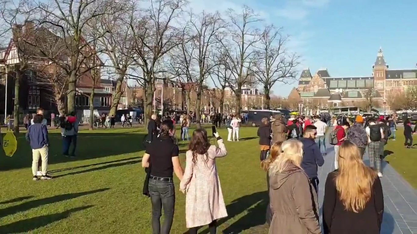 DUMPERT - Massa mensen op Museumplein moet oprotten
