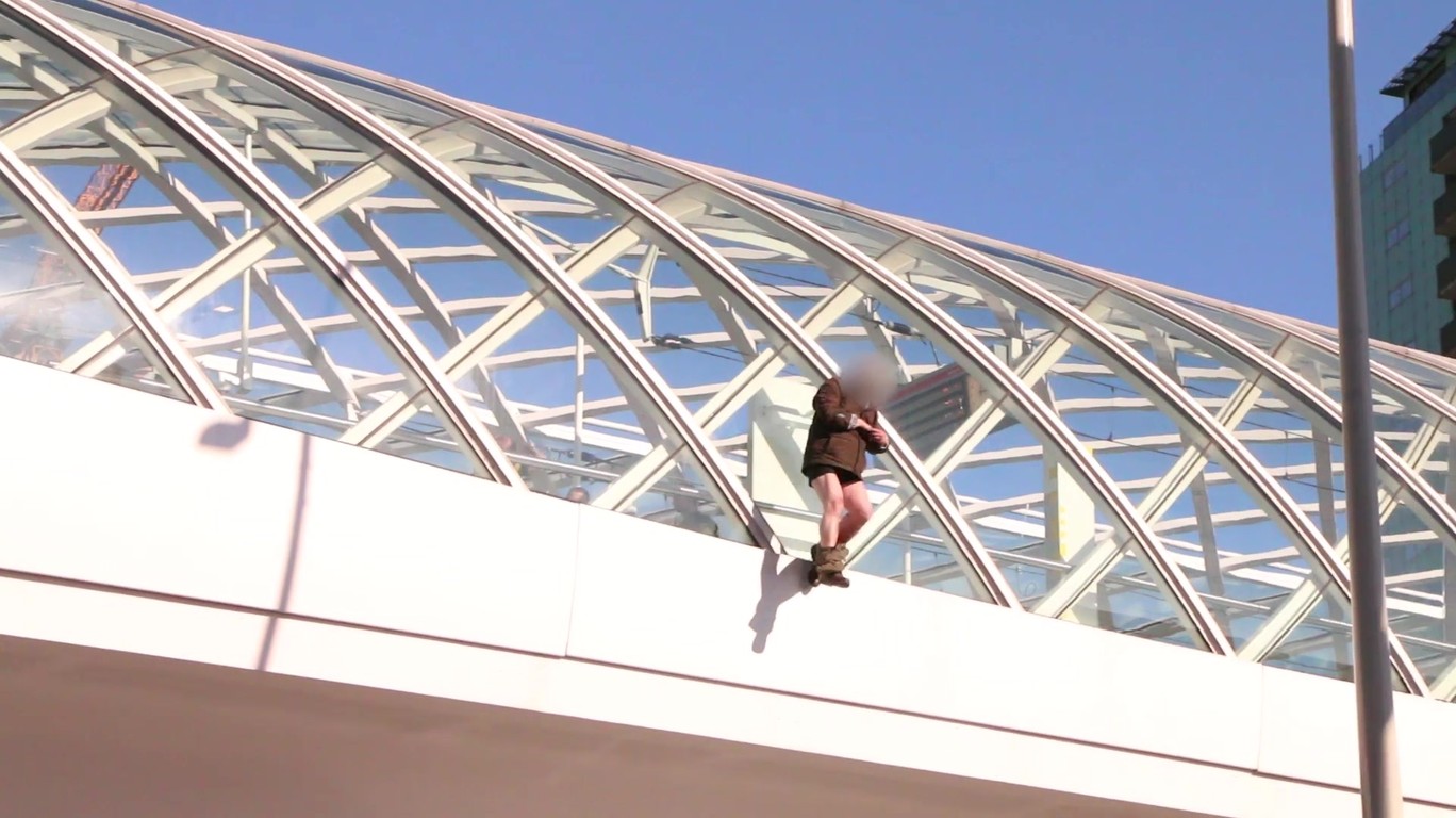 DUMPERT - Pool springt van Den haag Centraal