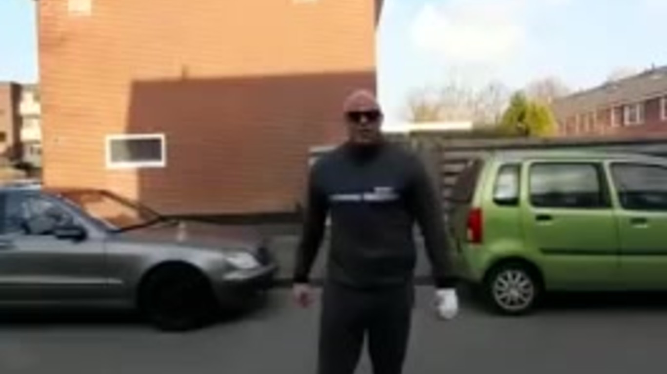 DUMPERT - Bilal moet het land uit!