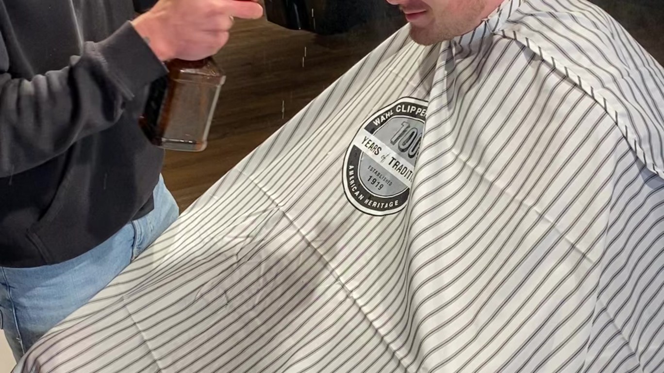 DUMPERT - Kapper houdt klant voor de gek